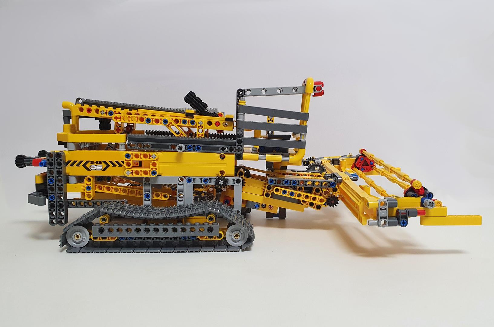 LEGO MOC Combine harvester by MattMakes | Rebrickable - Build with LEGO