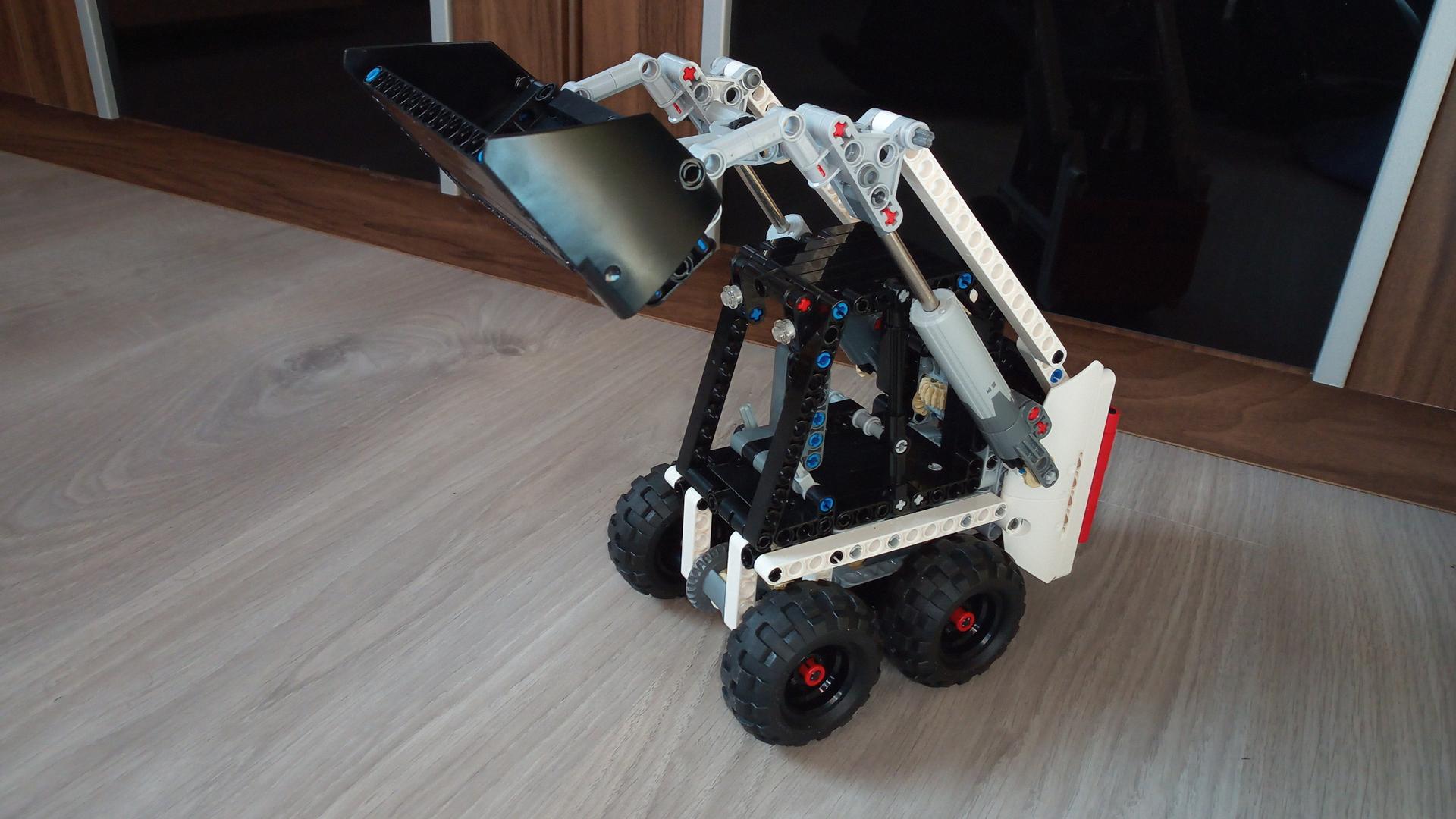 LEGO MOC Bobcat S130 Loader by Artemy Zotov | Rebrickable - Build with LEGO