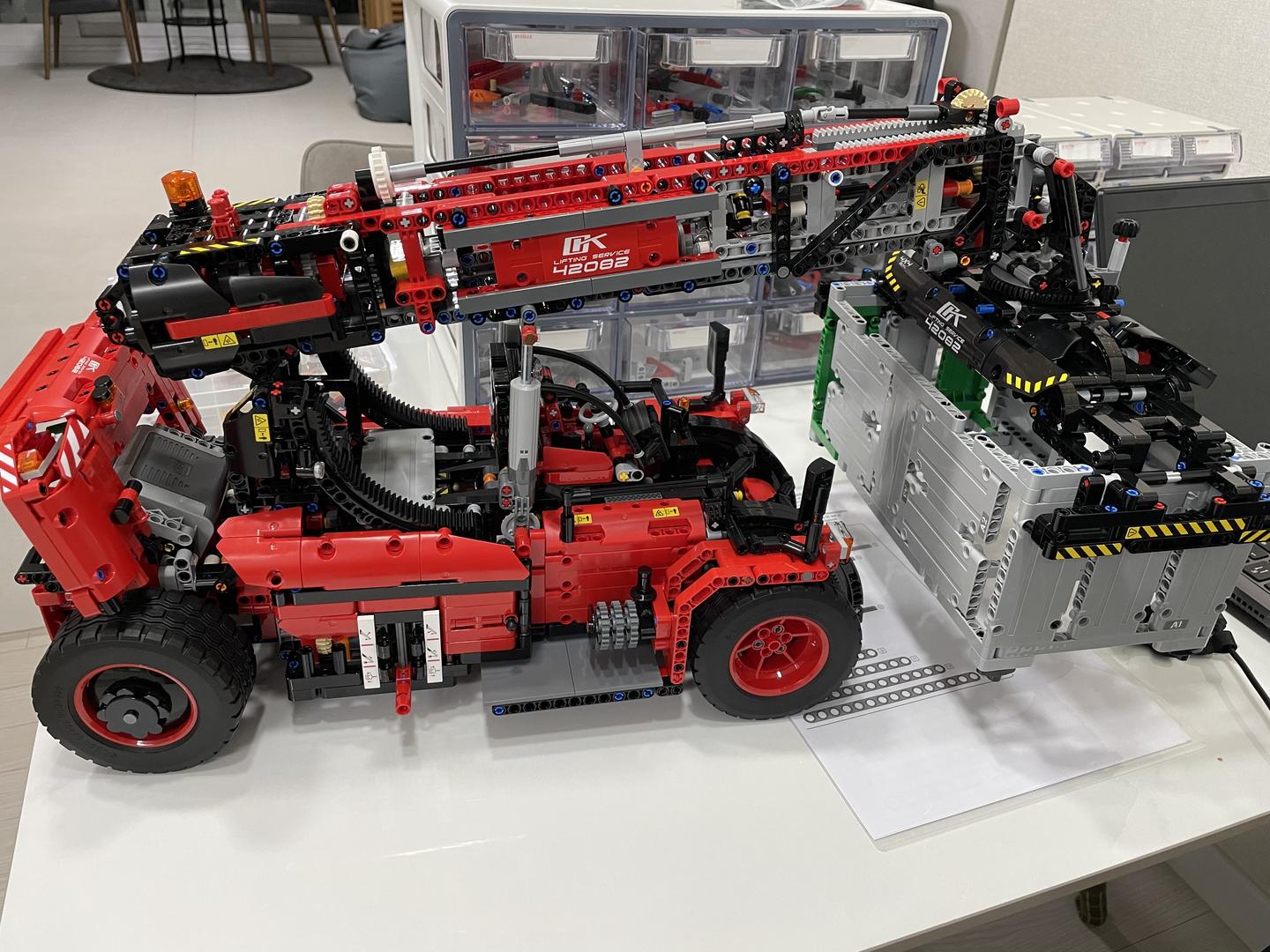 LEGO MOC 42082 C model - Reach Stacker by Dyens Creations | Rebrickable ...