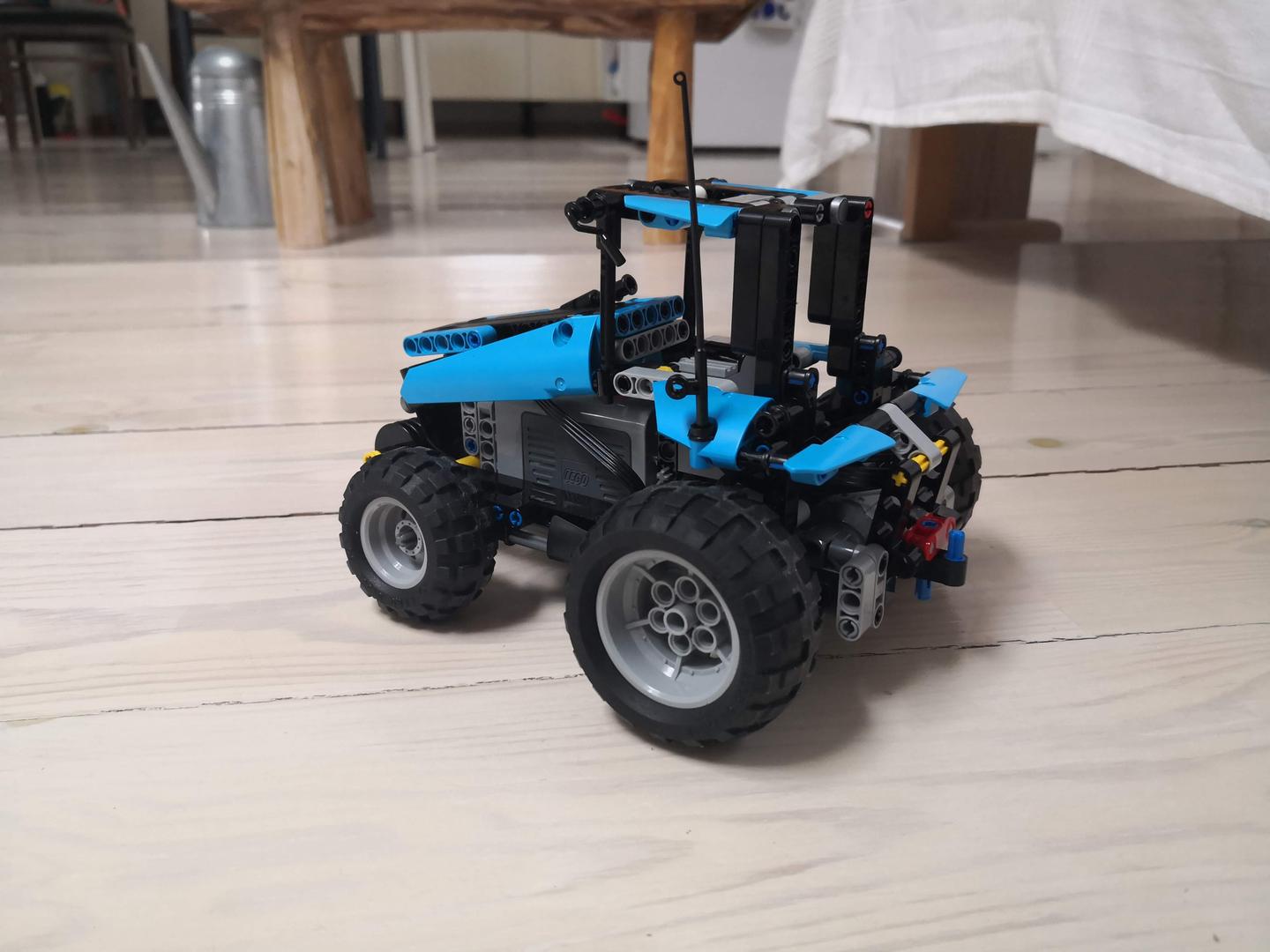 LEGO MOC 42095 Tracked Tractor by M_longer | Rebrickable - Build with LEGO