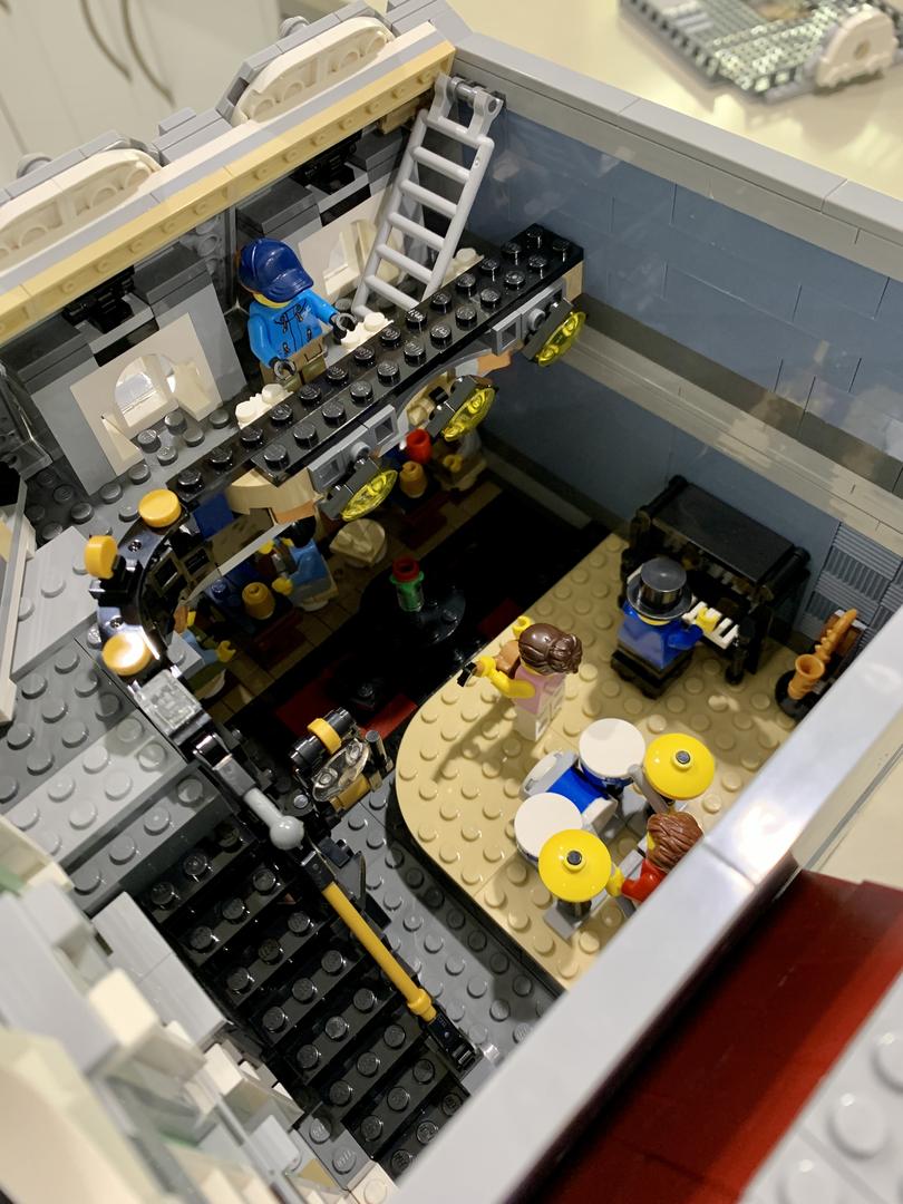 LEGO MOC 10255 Assembly Square Alternative build by InyongBricks ...