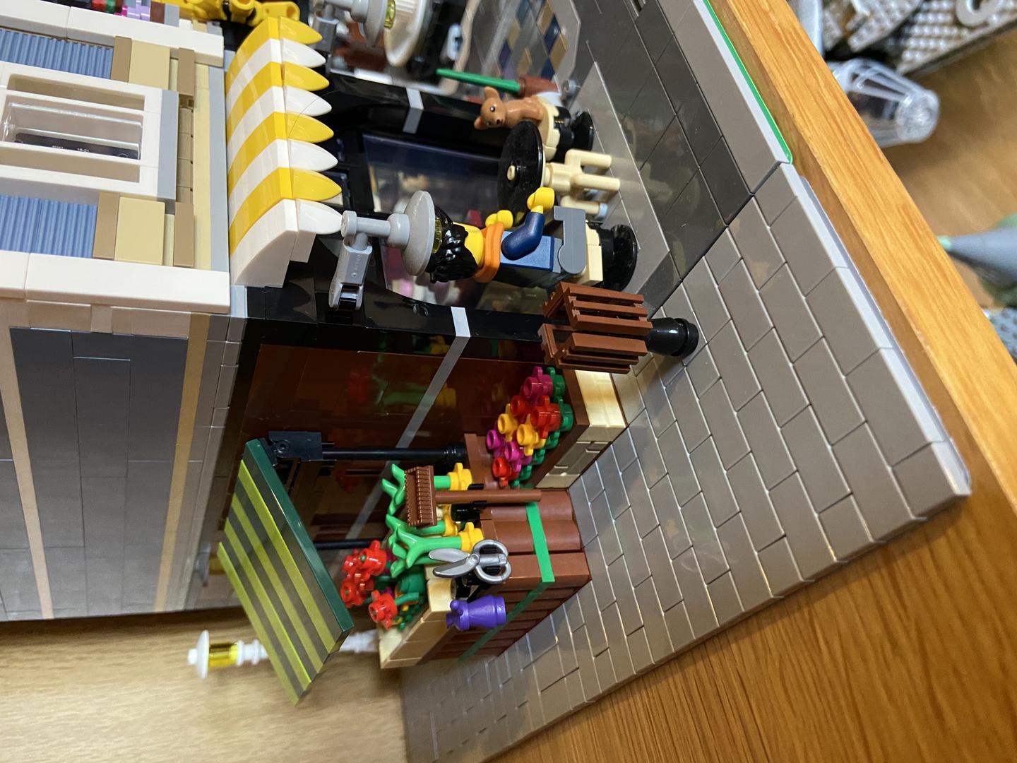 LEGO MOC Modular Corner Flower Stand | Turn every modular model into a ...