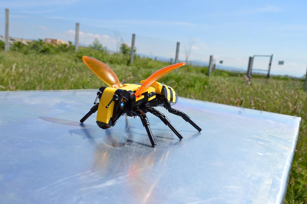 LEGO MOC Honey bee by jorah | Rebrickable - Build with LEGO