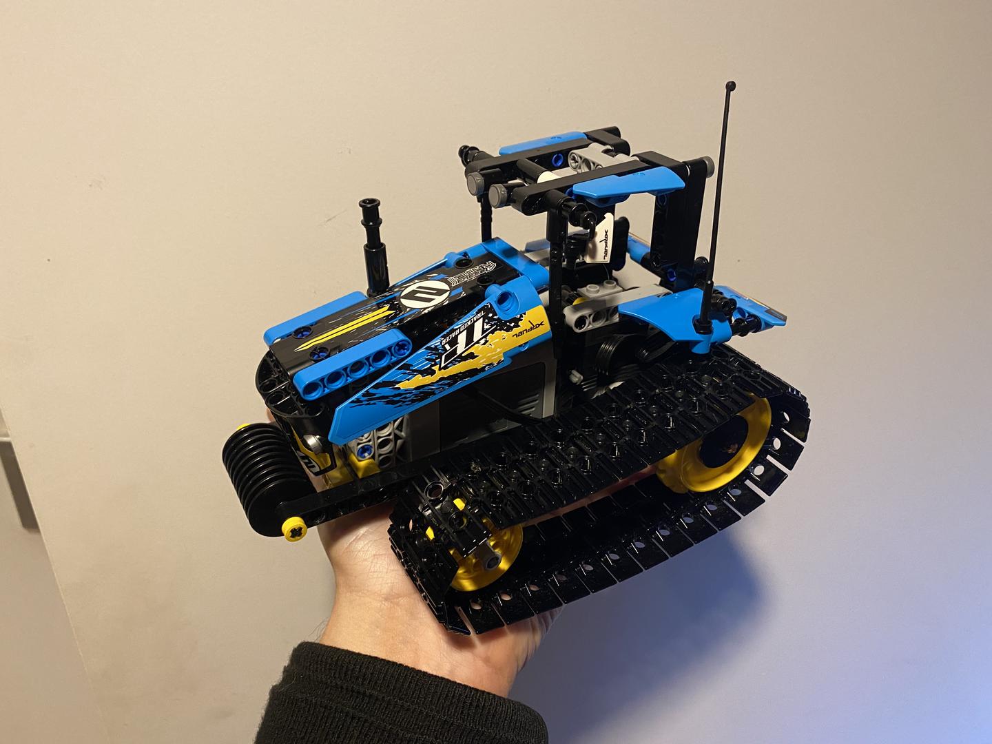 LEGO MOC 42095 Tracked Tractor by M_longer | Rebrickable - Build with LEGO