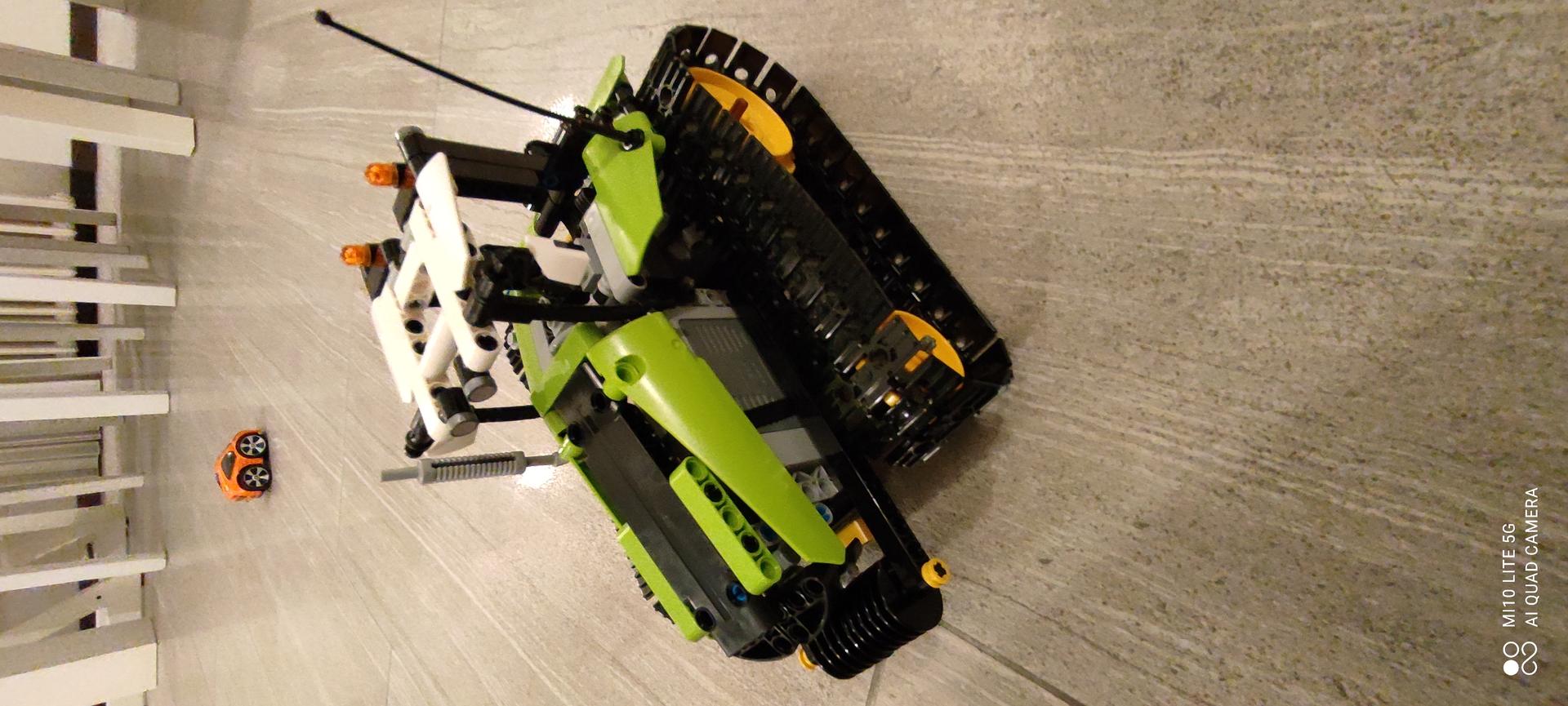 LEGO MOC 42095 Tracked Tractor by M_longer | Rebrickable - Build with LEGO